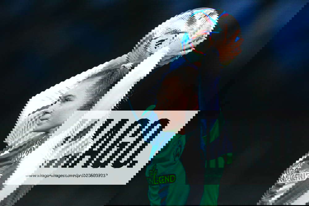 v li Michelle Weiß SV Werder Bremen, 8 at throw-in, action, game scene ...