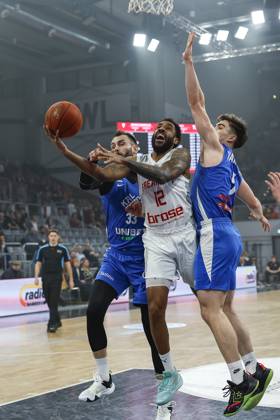 Center Gerel Simmons Brose Bamberg, 12 left Martins Meiers BC Kalev ...