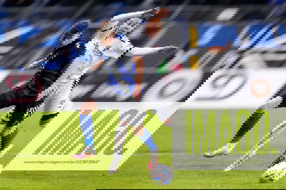 v li Alexander Rossipal SVWM, 21 , Jalen Hawkins FCI, 20 , Zweikampf, Spielzene, Duell, duel