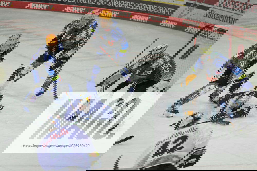 Ben Smith EHC Red Bull Muenchen 12 down, Fischtown Pinguins Red Bull ...