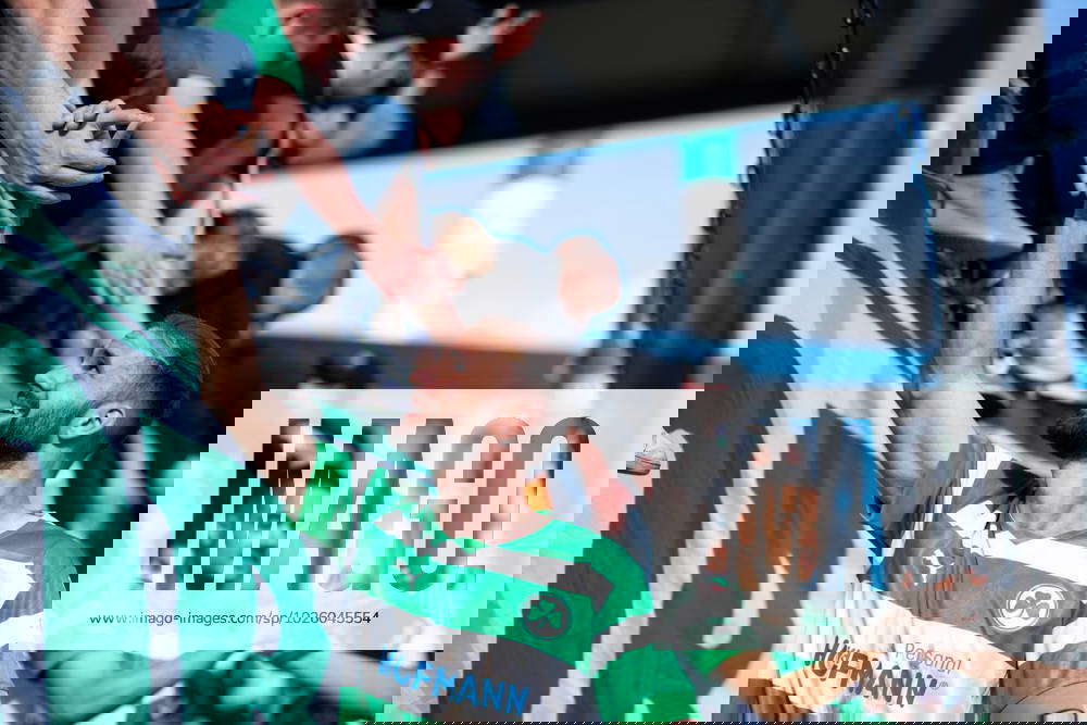 Simon Asta SpVgg Greuther Fuerth, 02 thanks fans and cheers victory GER ...