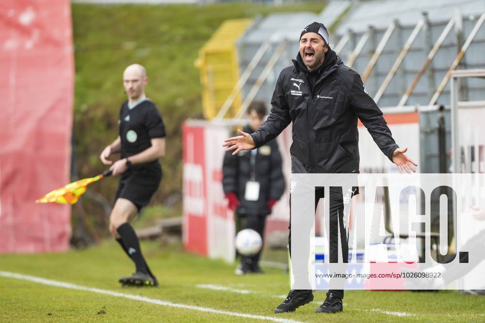 Sreto Ristic coach Hallescher FC on the sidelines, SV 07 Elversberg vs ...