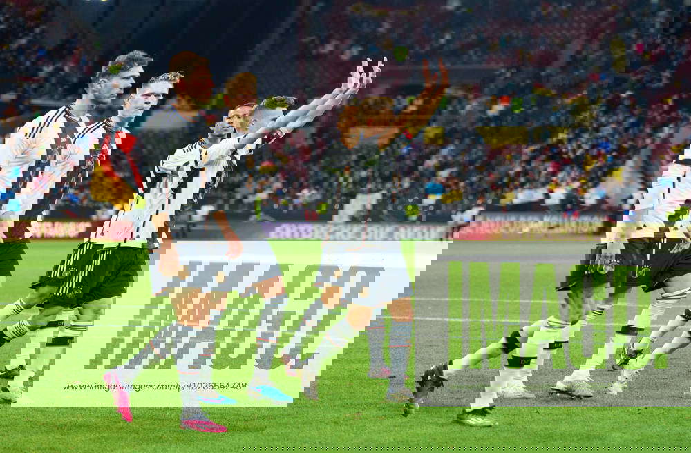 Team DFB celebrate with fans, Leon Goretzka, DFB 8 Matthias Ginter, DFB 4 Joshua Kimmich, DFB