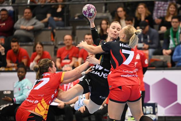 Toni-Luisa Reinemann gegen Simone Spur Petersen bei der Partie VfL ...