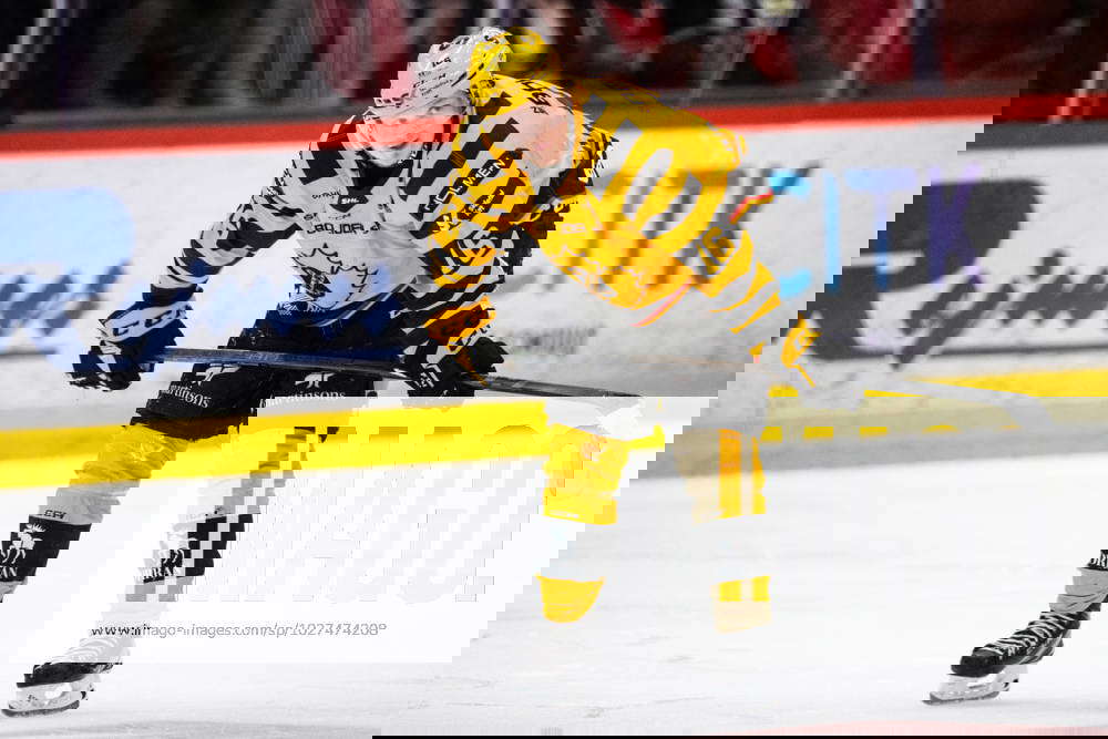 230407 Skellefteas Linus Lindström depresses during semifinal 4 in the SHL between Örebro and