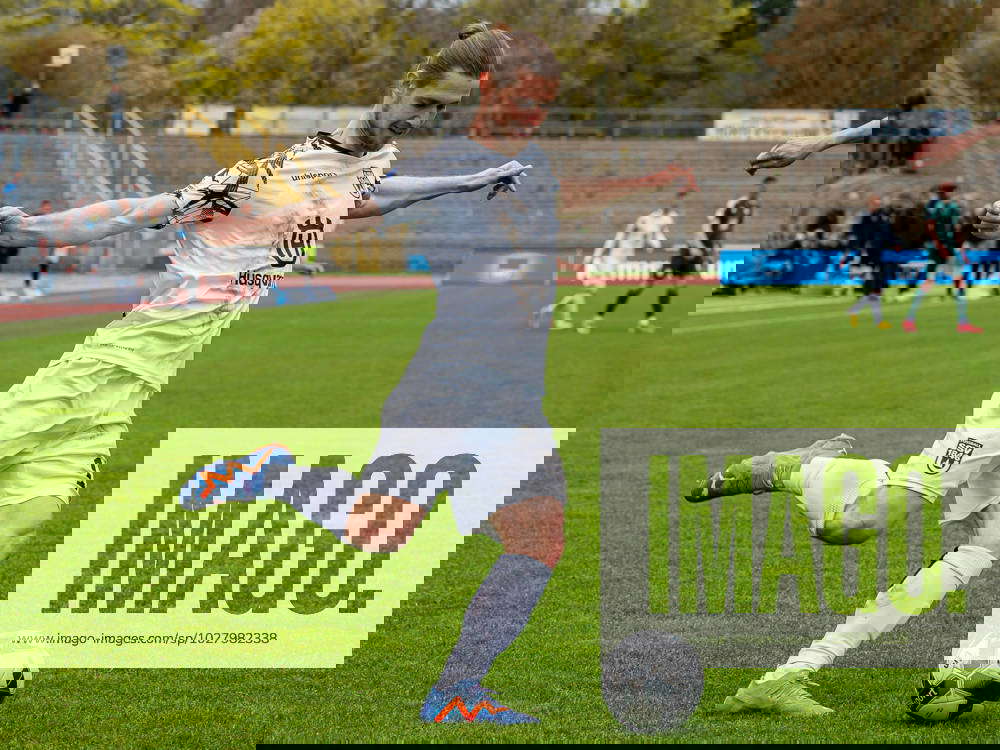 Dennis Chessa SSV Ulm 1846, 11 schlaegt einen Flanke, SSV Ulm 1846 vs ...