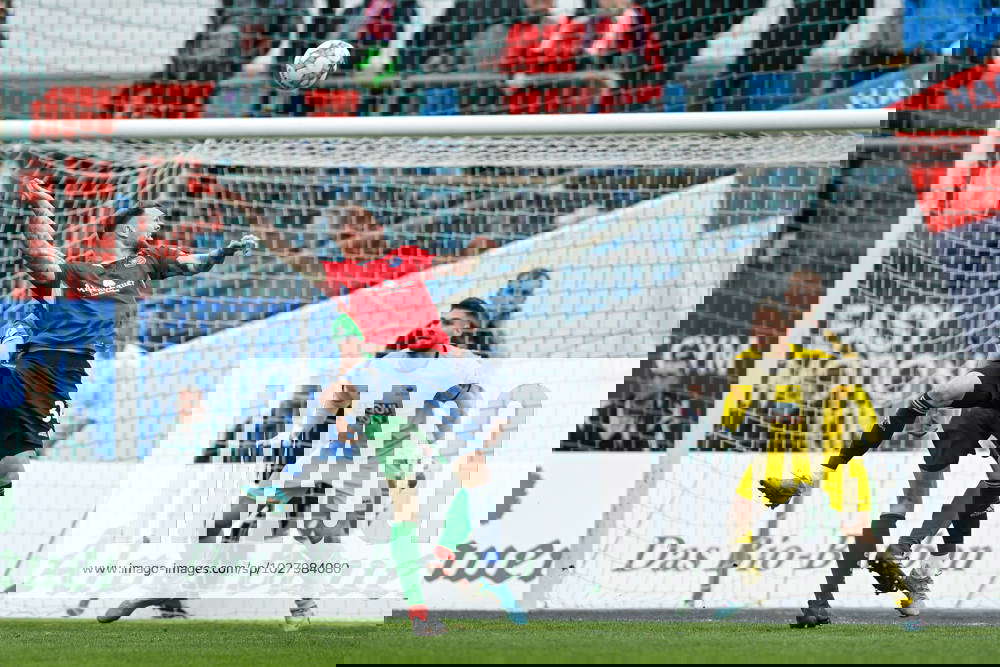 Patrick Hobsch Unterhaching, 34 scores the goal to 2 1 in Gerd Müller ...