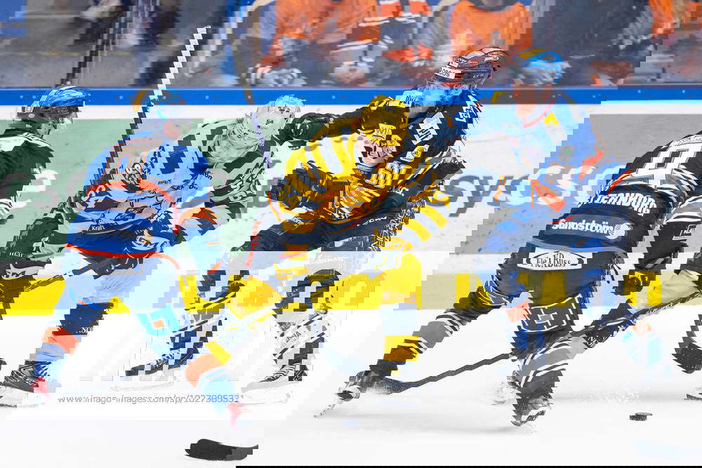 Skellefteas Jonathan Pudas between Växjös Victor Stjernborg and Erik Josefsson during final one in