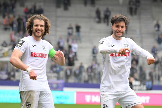 Tom Baack SC Verl r and Mael Corboz SC Verl li, cheering cyclist cheers ...