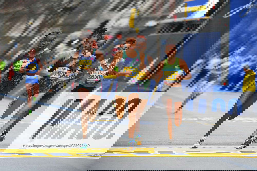 BOSTON, MA - APRIL 15: The lead pack of female runners crosses the ...