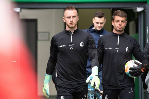 v l Goalkeeper Mark FLEKKEN FR , Goalkeeper Benjamin UPHOFF FR , warm ...