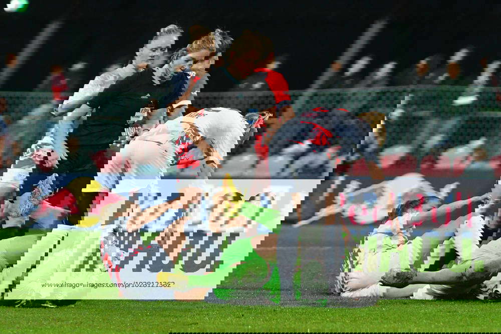 Karoline Wacker referee center, Elvira Herzog goalkeeper, RB Leipzig r , bottom, injured