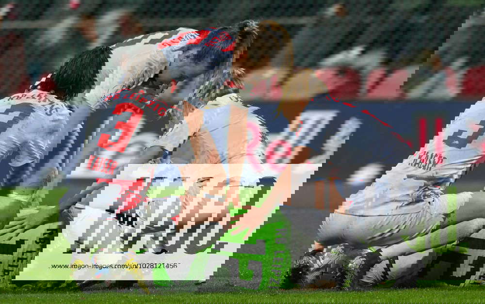 Elvira Herzog (Torhueterin, RB Leipzig) unten, verletzt, Frederike ...