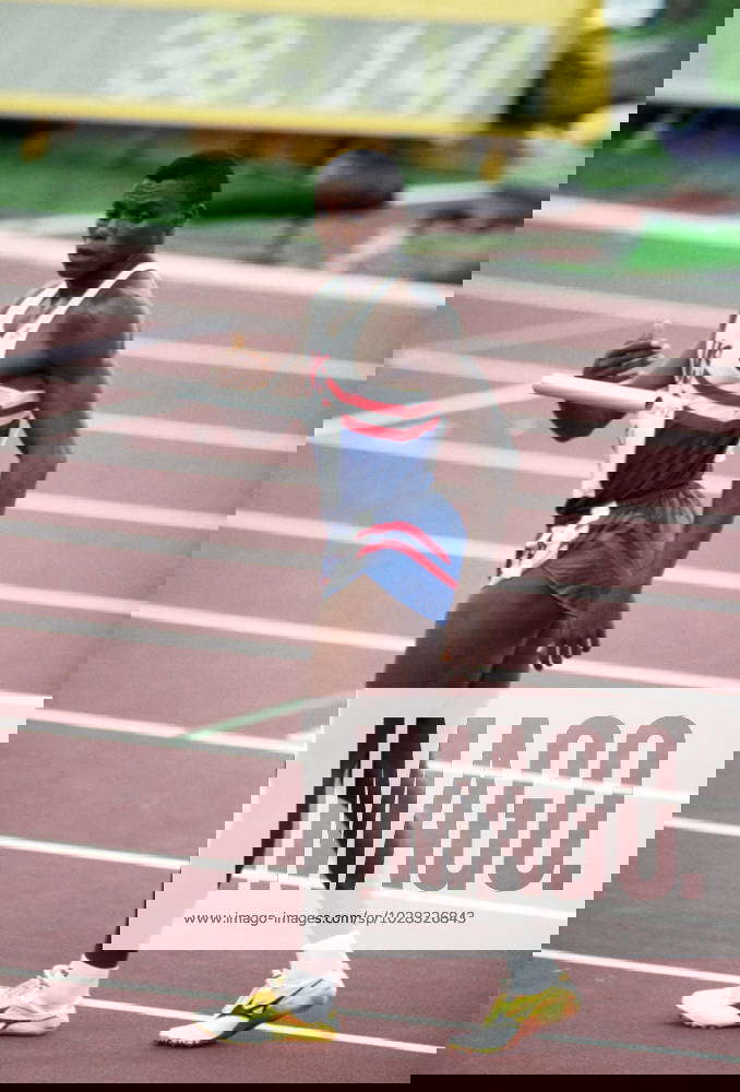 Barcelona, Spain. American athlete Carl Lewis wins gold medals in the ...