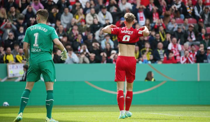 Nelson Weiper Mainz 05 misses scoring chance 23 04 2023, Football, U19 ...