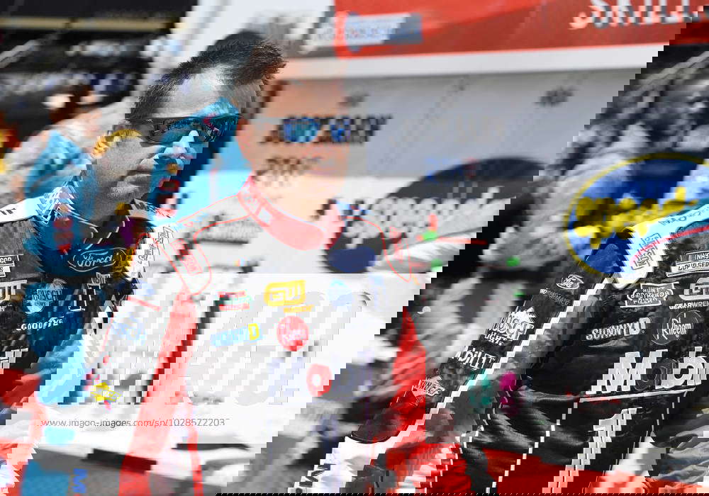 TALLADEGA, AL - APRIL 23: Rodney Childers, crew chief for Kevin Harvick ...