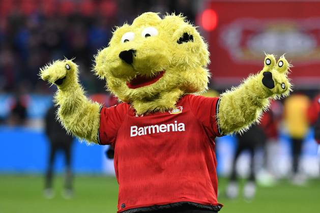 Maskottchen Brian the Lion (Bayer 04 Leverkusen) mit Fußballkindern am ...