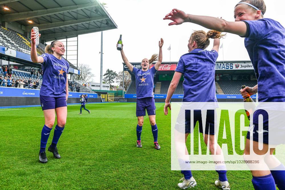 Anderlecht Women s players with Michelle Colson , Sarah Wijnants ...