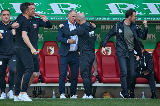 Final cheer from head coach Enrico Maassen FC Augsburg , FC Augsburg vs ...