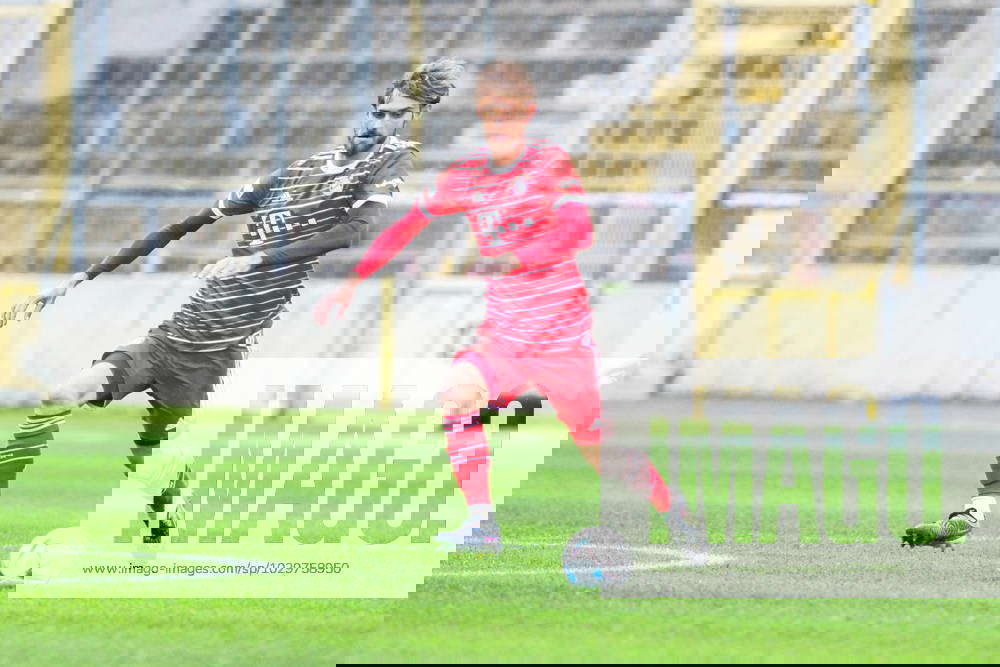 Luca Denk 16 FC Bayern München II on the ball, FC Bayern II v SpVgg ...