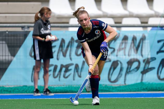 Paula Schröder MHC, 15 , on the ball, crop, full body, single image ...