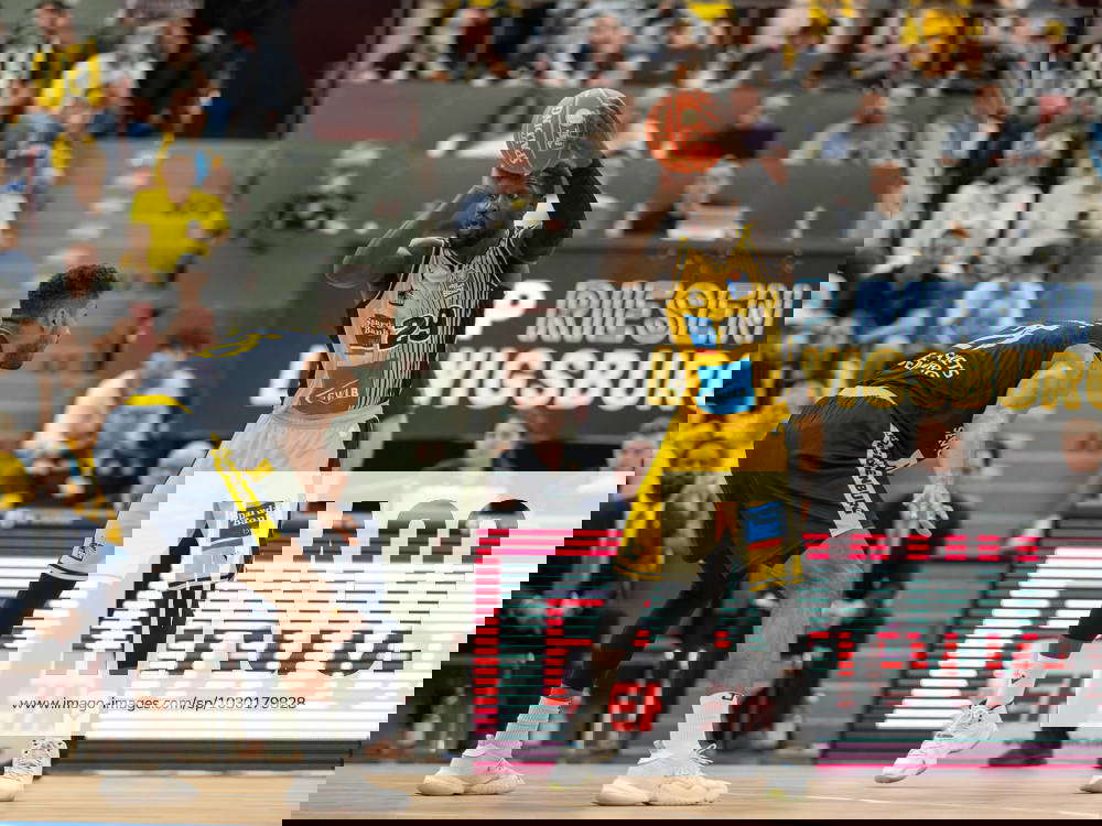 Kenneth Ogbe EWE Baskets Oldenburg, 25 , Will Cherry MHP Riesen ...