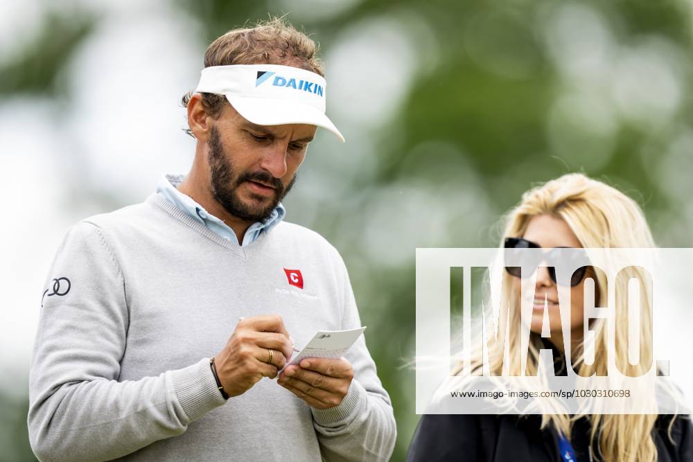 CROMVOIRT - Joost Luiten with his wife Melanie Jane Lancaster during ...