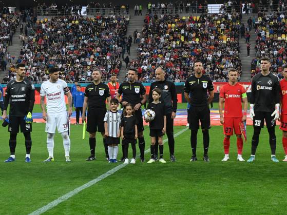 The refereeing team formed by Daniel Mitruti, Andrei Antonie and ...