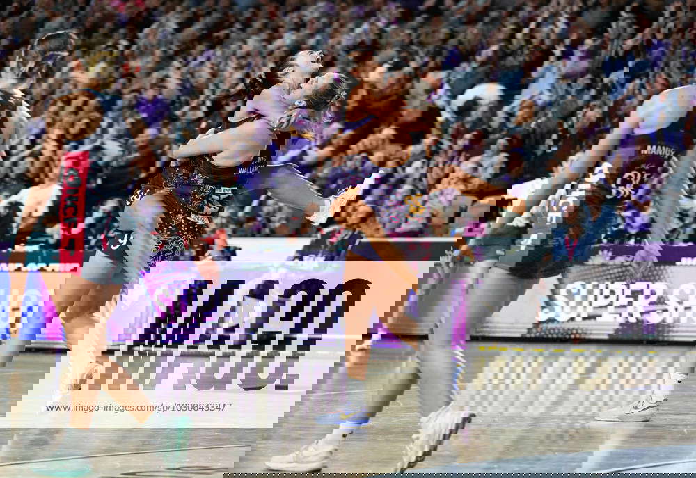 SUPER NETBALL FIREBIRDS VIXENS, Emily Moore and Donnell Wallam of the ...