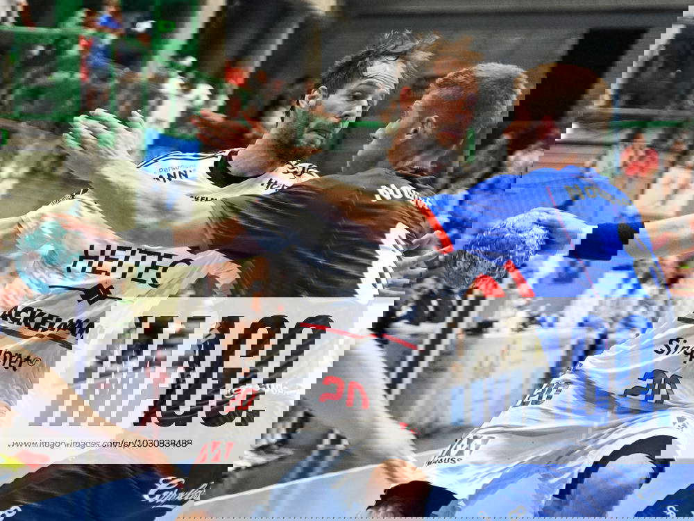 Nico Buedel HC Erlangen, 20 tries to get through against Tim Nothdurft ...