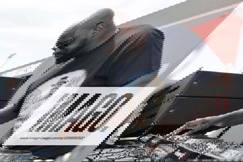 SONOMA, CA - JUNE 11: Shaquille O Neal, aka DJ Diesel, DJs a post-race ...