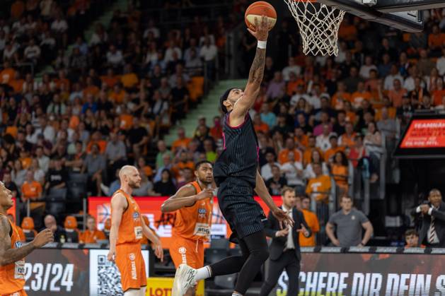 Jeremy Morgan Telekom Baskets Bonn, 20 is fouled by Dimitris Flionis ...