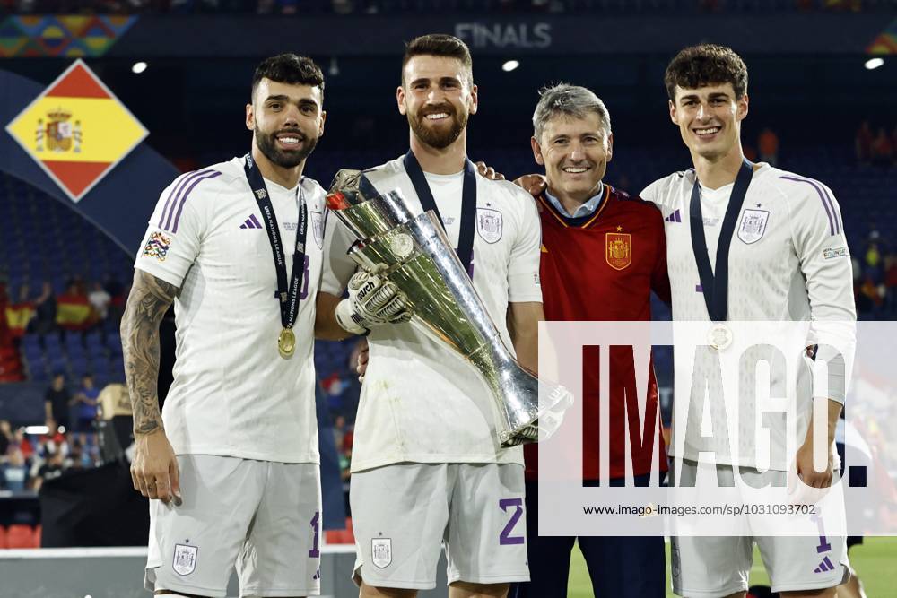 ROTTERDAM - (lr) Spain goalkeeper David Raya, Spain goalkeeper Unai ...