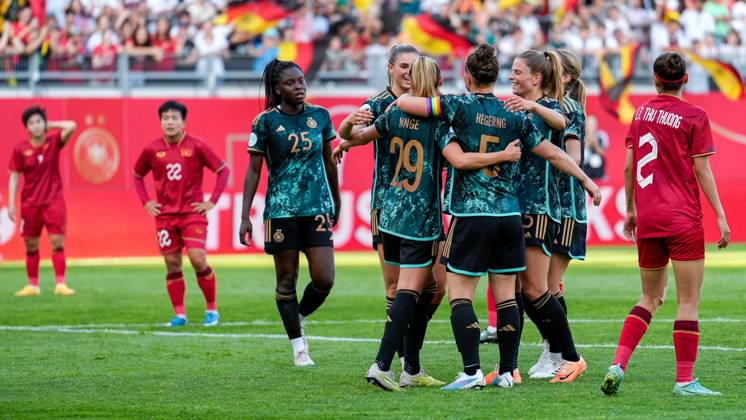 f li Nicole Anyomi DFB Frauen, 25, Jule Brand DFB Frauen, 22, Goal ...