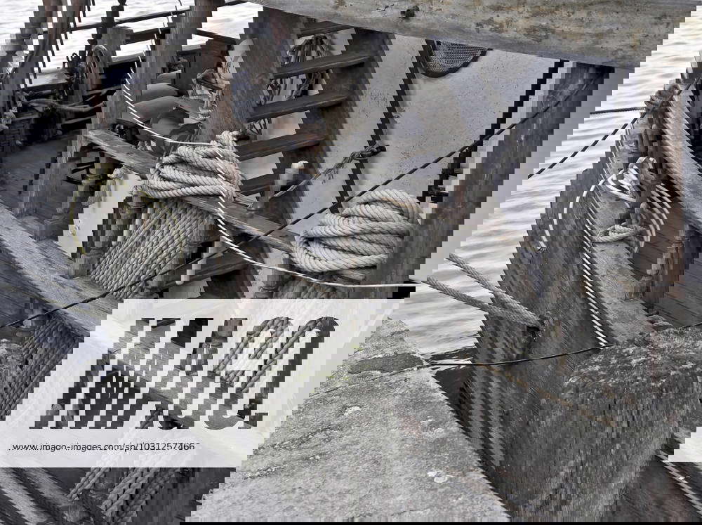 Maroder Holztrawlwer maroder Holztrawlwer