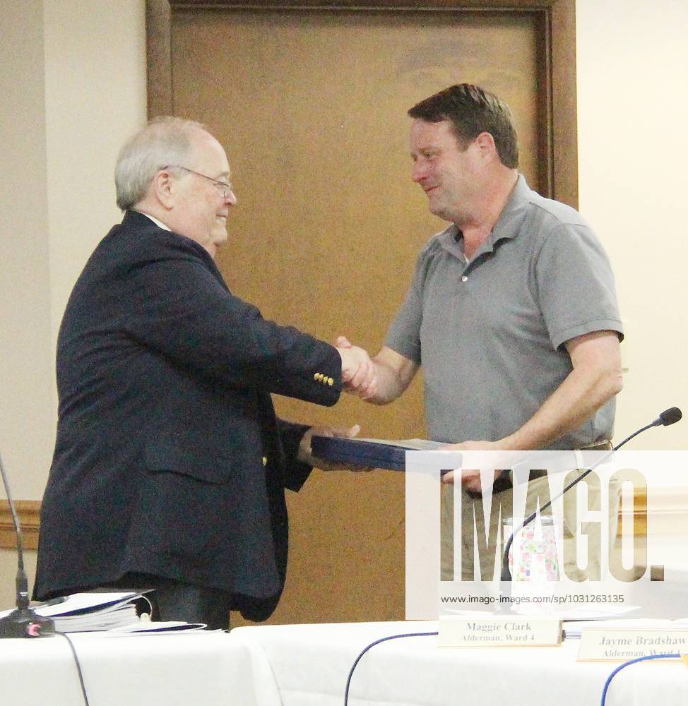 Syndication: Pontiac Daily Leader Mayor Bill Alvey, left, presents ...