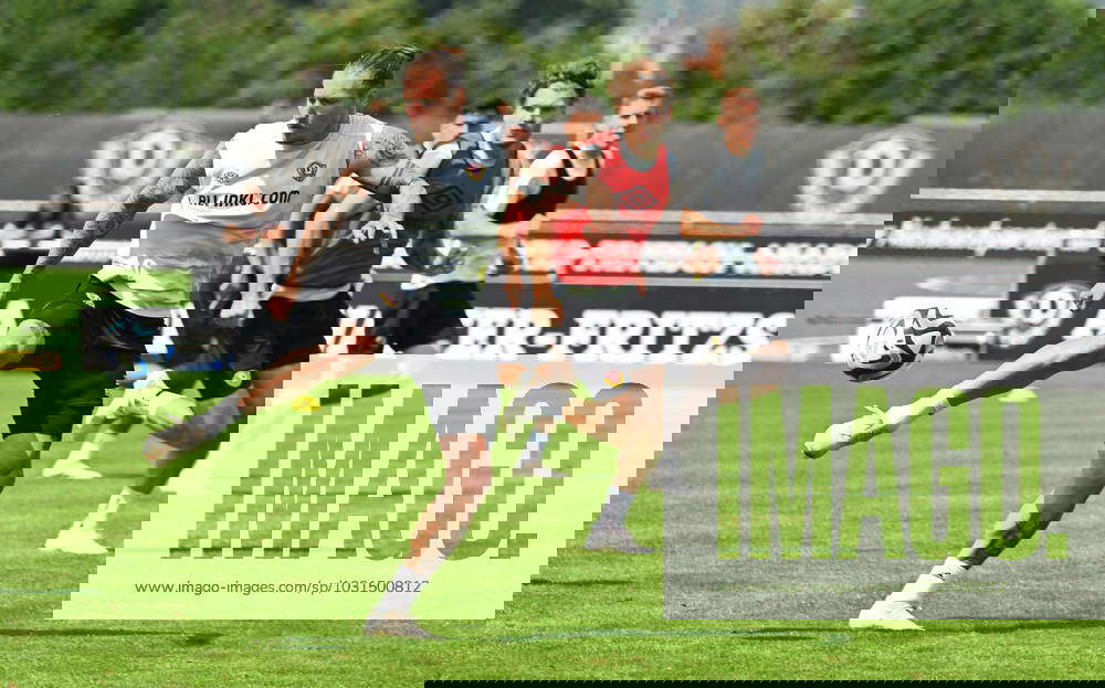 Manuel Schäffler, behind Kevin Ehlers, SG Dynamo Dresden, training ...