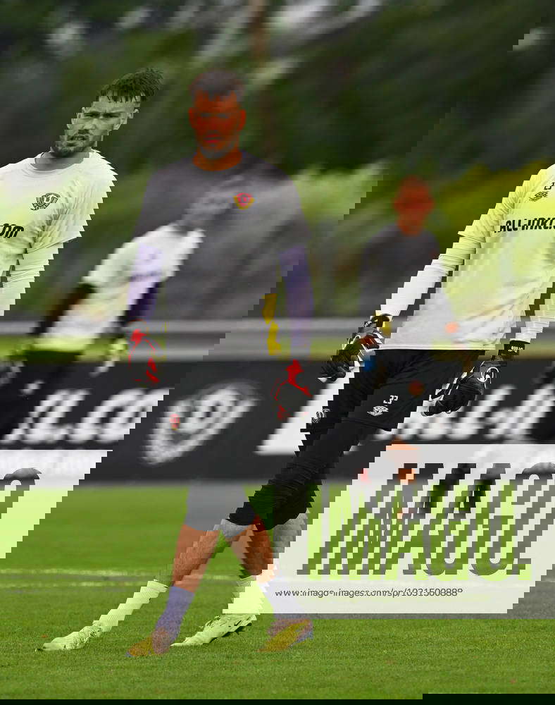 Goalkeeper Stefan Drljaca, behind goalkeeper Kevin Broll, SG Dynamo ...