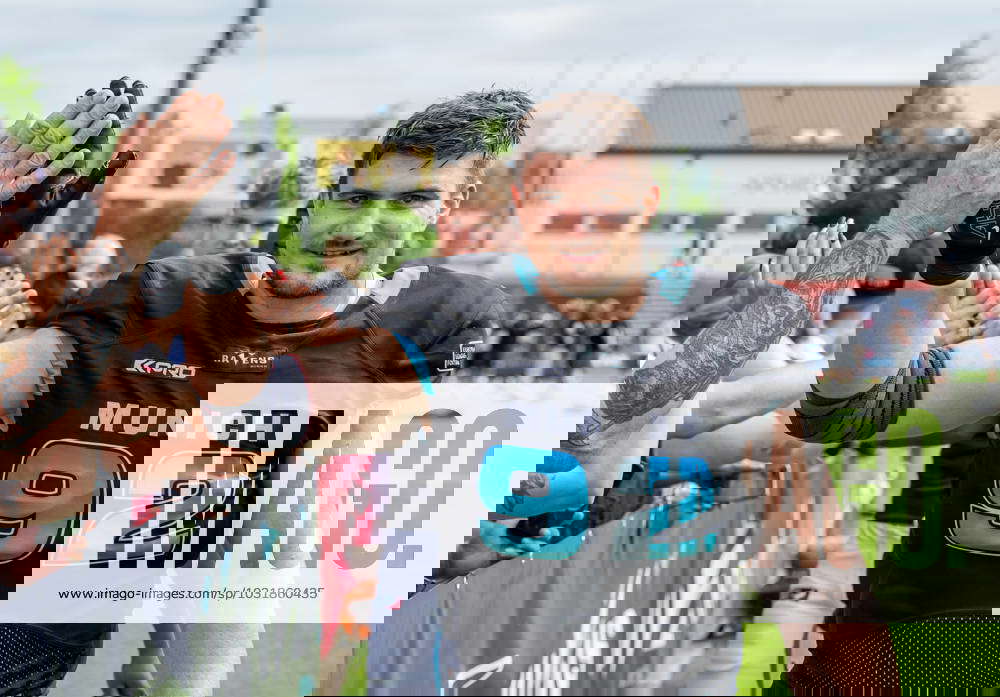 Johannes Braeu Munich Ravens, 92 high-fiving the fans after the end of ...