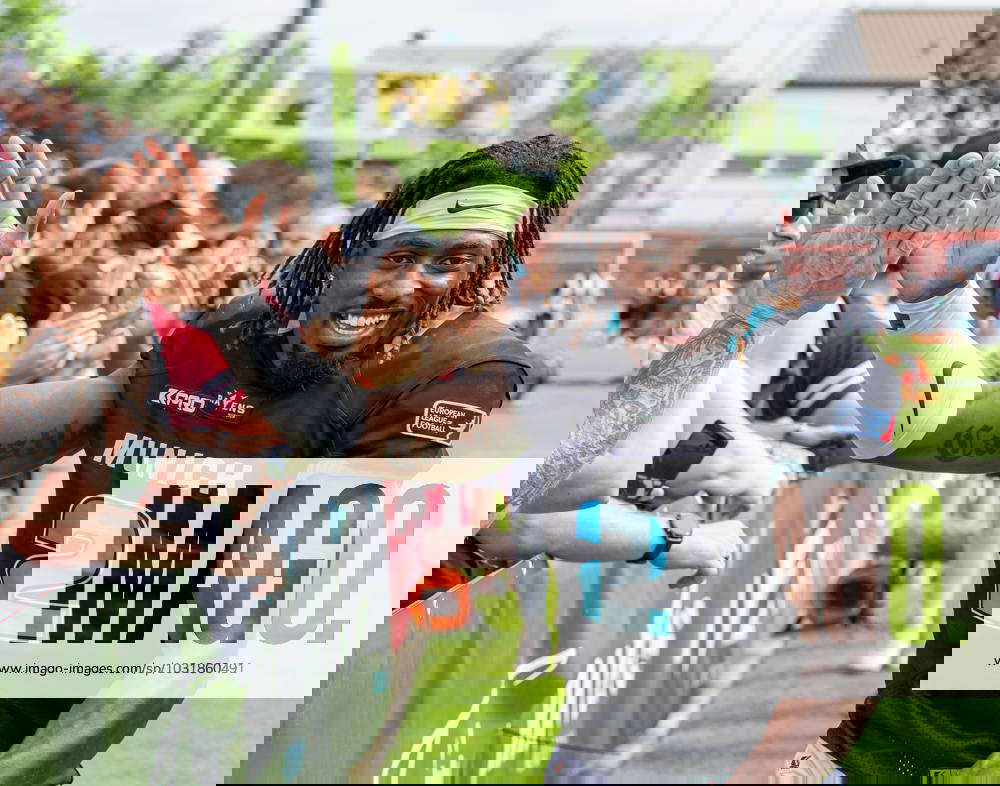 Markell Castle Munich Ravens, 2 high-fiving the fans after the end of ...