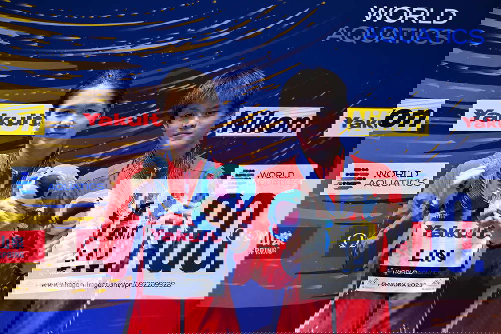 FUKUOKA, Zhu Zifeng Lin Shan of China pose during the awarding ceremony ...