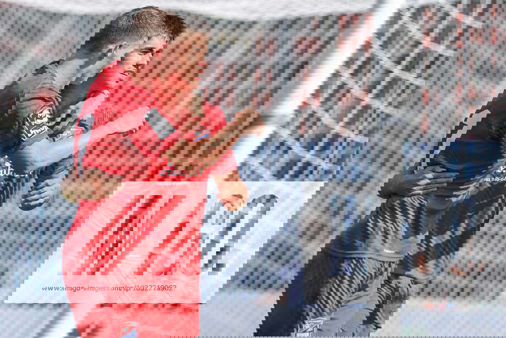 v li Florian Schmid Unterhaching, 31 Aaron Keller Unterhaching, 16 with ...