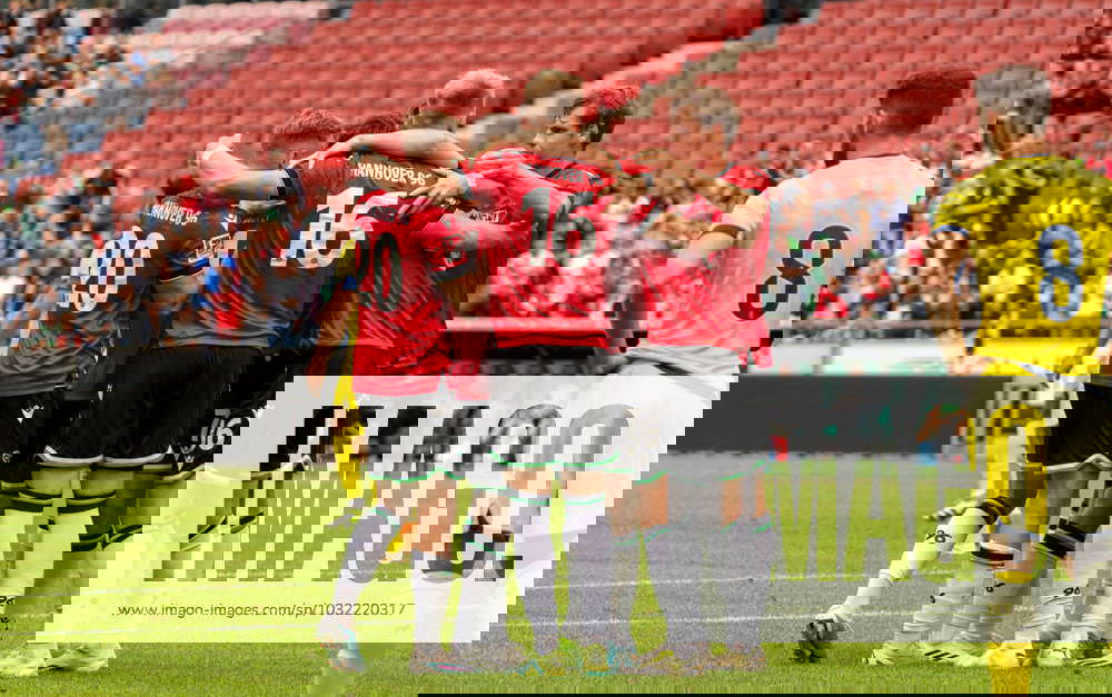 Hannover 96 Hannover 96 team cheer after Louis Schaubs 1 0 Hannover 96 ...