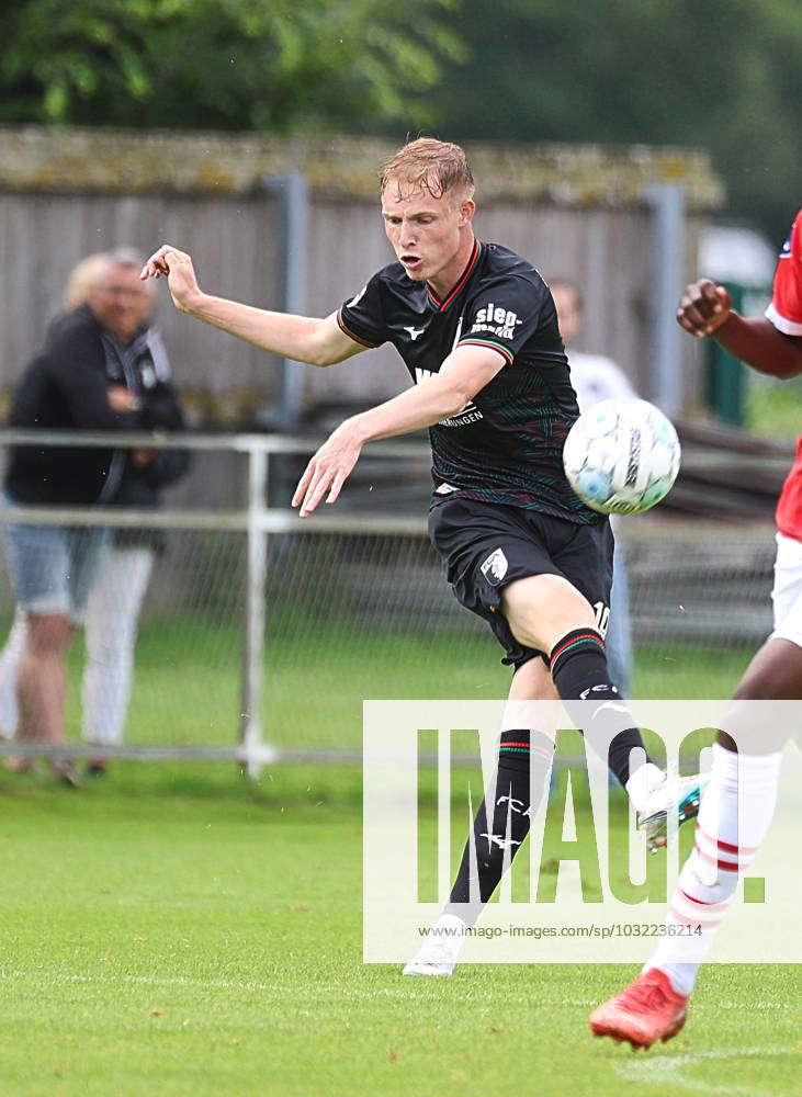 Tim Breithaupt FC Augsburg 18 cross, cross, plays the ball, FC Augsburg ...