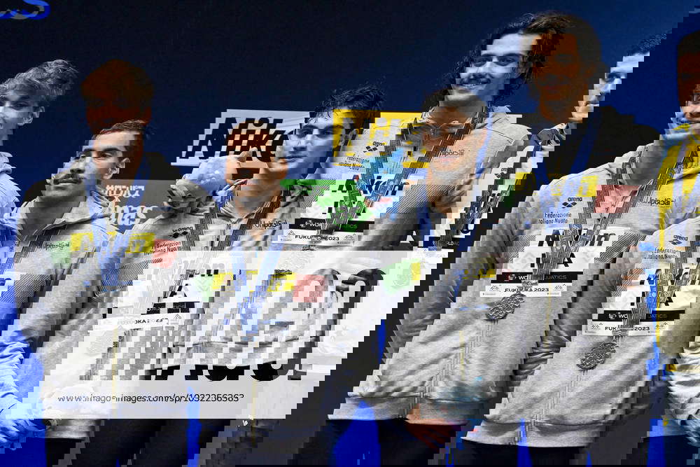 Athletes of team Italy attend the medal ceremony of the Men s 4x100m ...