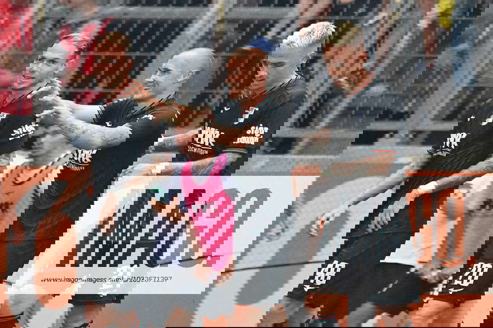 Goal celebration Sven MICHEL center, FC Augsburg after goal to the 2 1 ...