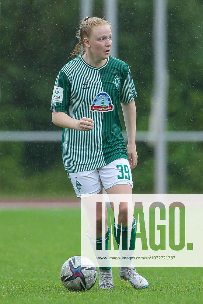 v li Jette Behrens SV Werder Bremen, 39 crop, single image, full body ...