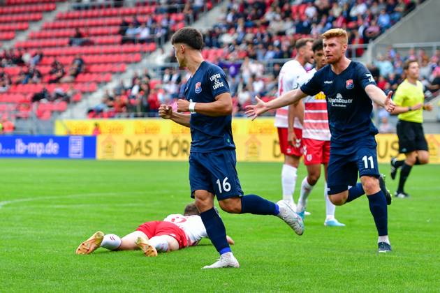 v li Aaron Keller Unterhaching, 16 Mathias Fetsch Unterhaching, 11 with ...