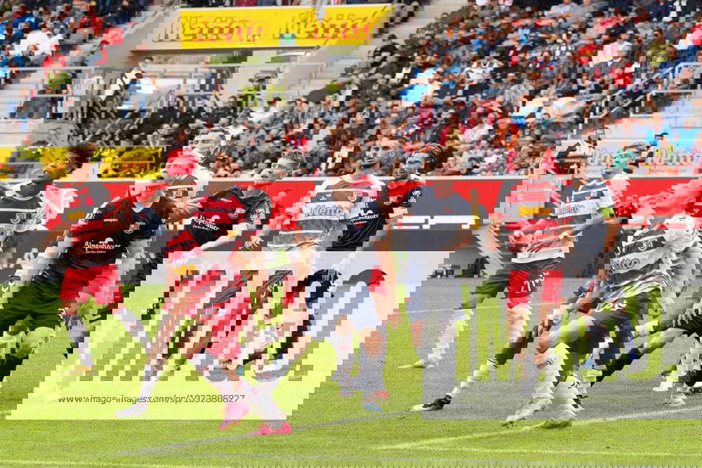 in front of goal by Rene Vollath, goalkeeper Spvgg Unterhaching 1 ...