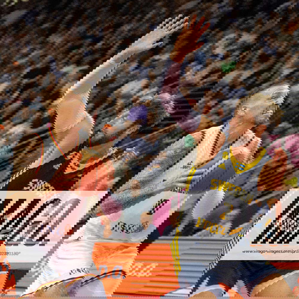 Daniel Theis German Baskeball Federation, 10 under the basket against ...